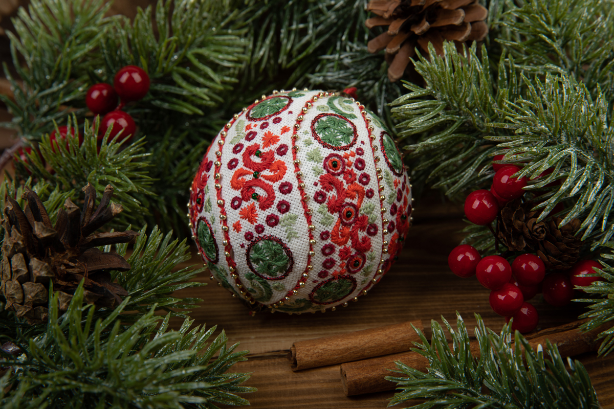 Please note that the actual colours of the embroidery may vary from the ...